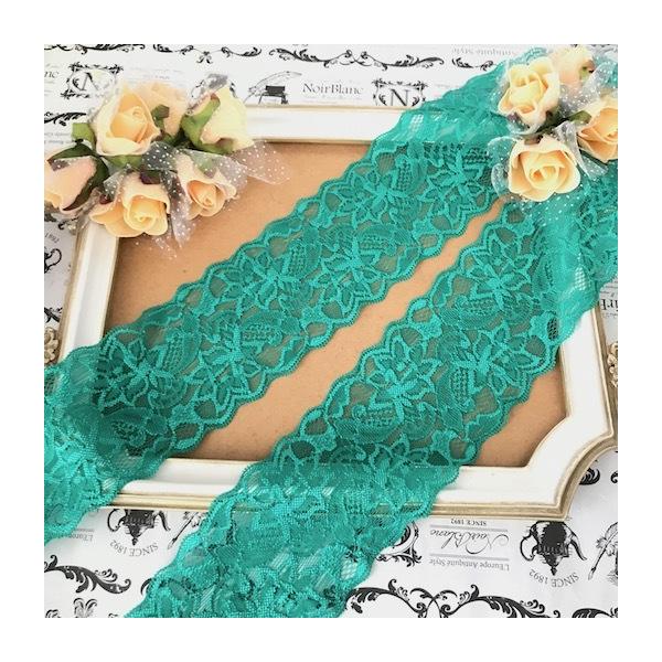 幅広グリーンカラーの花模様のストレッチレースになります。衣装、ドレス、お洋服、手作り制作などに縫い付けるだけでワンポイントアクセントとして個性的な仕上がりになります。サイズ：W8cmカラー：グリーン長さ：1ヤード（約90cm）
