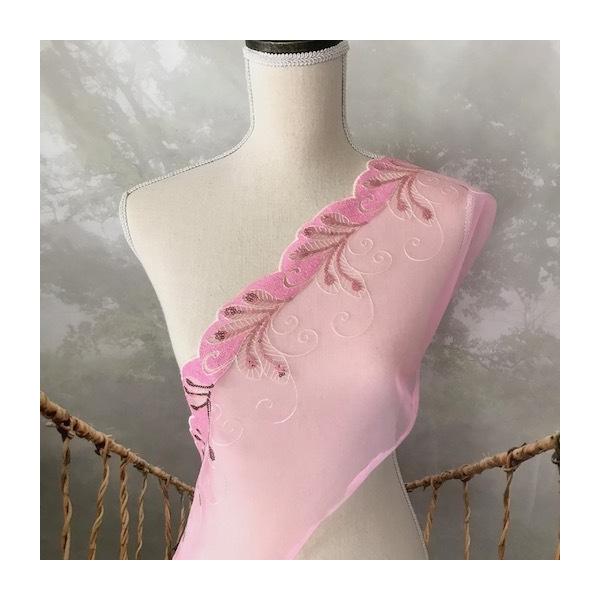 素敵なフェザー模様のスパンコール付き幅広いレースになります。衣装、お洋服の装飾、バトントワリング、レオタード、ベリーダンス、フィギュアスケート、バレエ衣装、ドレス、ステージ衣装、手作り制作などにお使いいただけます。サイズ：W18cmカラー：...