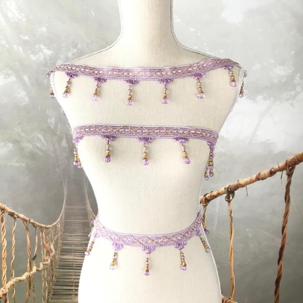 ビーズタッセル付き刺繍入り装飾用レースブレードになります。コスチューム、新体操、社交ダンス、バトントワリング、レオタード、ベリーダンス、バレエ衣装、ステージ衣装、手作り制作など縫い付けるだけで個性的な仕上がりになります。サイズ：W7cmカラ...