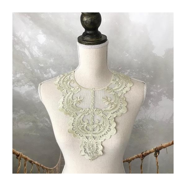 シャンパンゴールドの花柄のネックラインレースモチーフになります。シンプルなドレス、新体操、社交ダンス、バトントワリング、レオタード、チアダンス、フィギュアスケート、バレエ、ステージ衣装、ハンドメイド制作に使用すると綺麗です。サイズ：H31c...