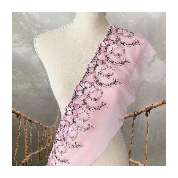 素敵な花模様の幅広いレースになります。衣装、お洋服の装飾、バトントワリング、レオタード、ベリーダンス、フィギュアスケート、バレエ、ドレス、ステージ衣装、手作り制作などに使用すると綺麗です。切り外して、ストーンやビーズなどを加えて自由デザイン...