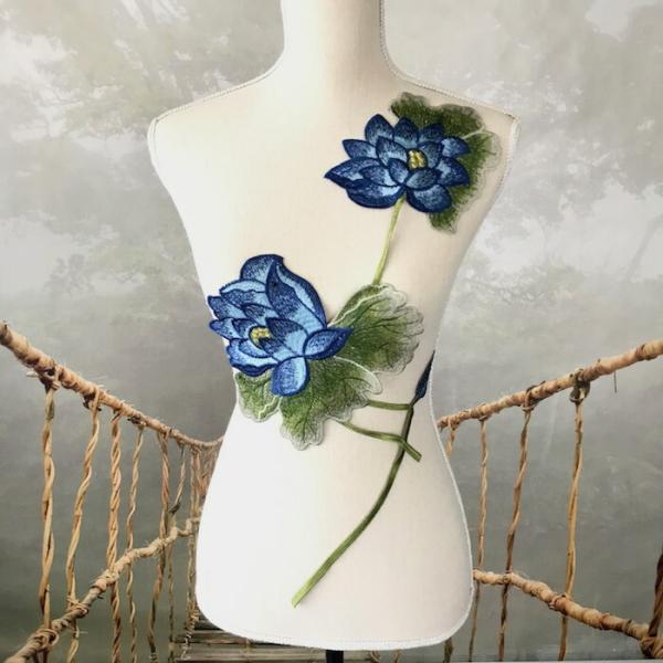 ブルー系の花模様のモチーフレースになります。ワンピース、新体操、社交ダンス、バトントワリング、レオタード、ベリーダンス、フィギュアスケート、バレエ衣装、ドレス、服飾、ステージ衣装、舞台衣装、ハンドメイド材料などにお使いいただけます。サイズ：...