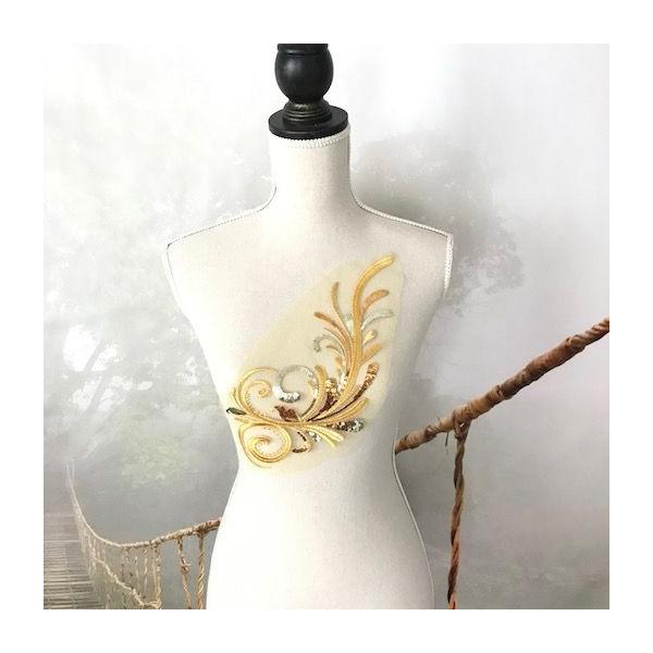 キラキラ柄模様のスパンコール付きのとても豪華な刺繍チュールモチーフです。社交ダンス、バトントワリング、レオタード、ベリーダンス、フィギュアスケート、バレエ、ドレス、ステージ衣装、ハンドメイド材料などに使用するとお洒落感がワンランクアップしま...