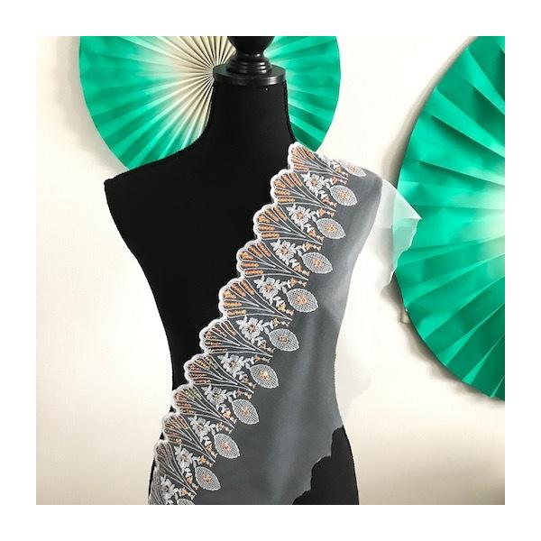 チュールにお花の刺繍とゴールドのスアpんコールを施した幅広いレースになります。新体操、社交ダンス、バトントワリング、レオタード、ベリーダンス、フィギュアスケート、バレエ衣装、ドレス、ステージ衣装、チュチュの装飾、手作り制作などにお使いいただ...