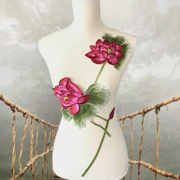 ピンク系の花模様のモチーフレースになります。ワンピース、新体操、社交ダンス、バトントワリング、レオタード、ベリーダンス、フィギュアスケート、バレエ衣装、ドレス、服飾、ステージ衣装、舞台衣装、ハンドメイド材料などにお使いいただけます。サイズ：...