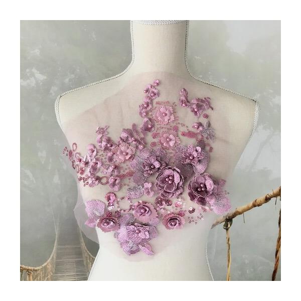 スパンコールとストーン付きの花模様の衣装モチーフです。新体操、社交ダンス、バトントワリング、レオタード、ベリーダンス、フィギュアスケート、バレエ衣装、ドレス、服飾、ステージ衣装、ハンドメイド材料などにお使いいただけます。サイズ：H31cm ...