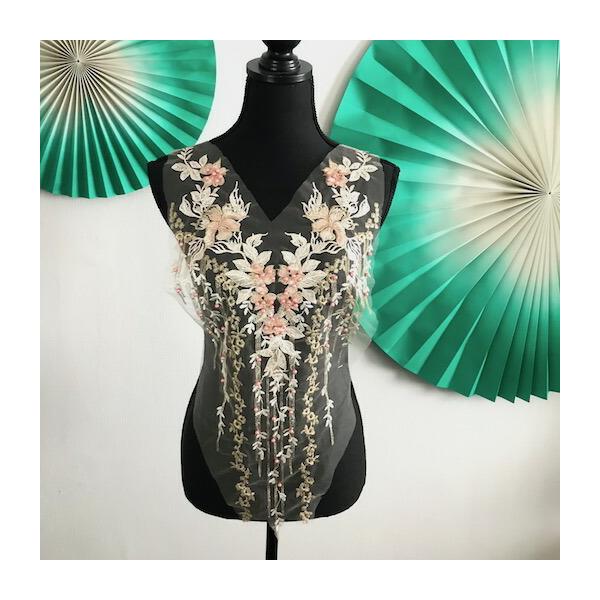 ビーズとラインストーン付きでとても高級感のある花模様の刺繍チュールモチーフです。いろいろカットして自由デザインができます。社交ダンス、バトントワリング、レオタード、ベリーダンス、フィギュアスケート、バレエ、ドレス、ステージ衣装手作り材料など...