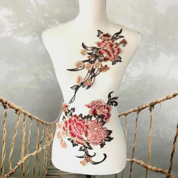 花の刺繍モチーフセットになります。ワンピース、新体操、社交ダンス、バトントワリング、レオタード、ベリーダンス、フィギュアスケート、バレエ衣装、ドレス、服飾、ステージ衣装、舞台衣装、ハンドメイド材料などにお使いいただけます。サイズ：大H30c...