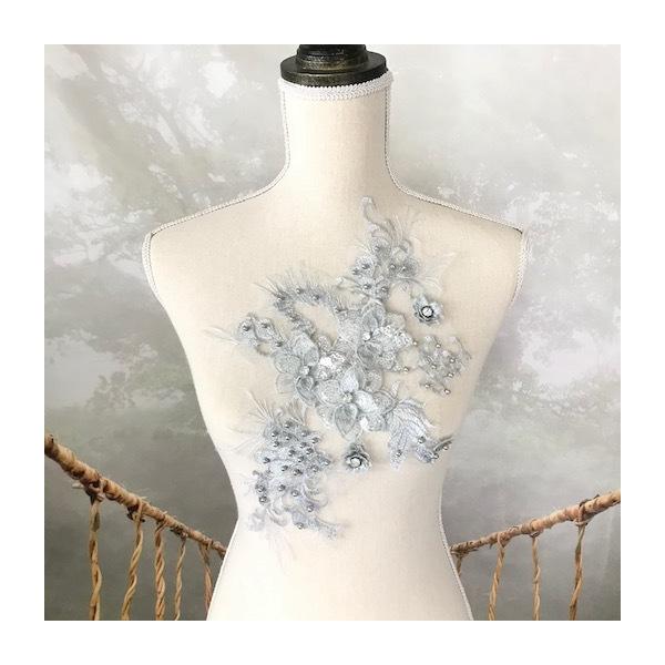 花柄のとてもエレガントなストーン付きの刺繍チュールモチーフです。社交ダンス、バトントワリング、レオタード、ベリーダンス、フィギュアスケート、バレエ、ドレス、ステージ衣装、ハンドメイド材料などに使用するとお洒落感がワンランクアップします。サイ...