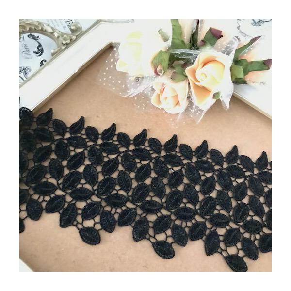 幅広いリーフ模様のケミカルレースです。切り離してモチーフとしても使用ができます。服飾、コスプレ衣装、ダンス衣装、レオタード、バトントワリング、バレエの衣装、チュチュ、ハンドメイドや小物の制作などにお使いいただけます。サイズ：W9cmカラー：...