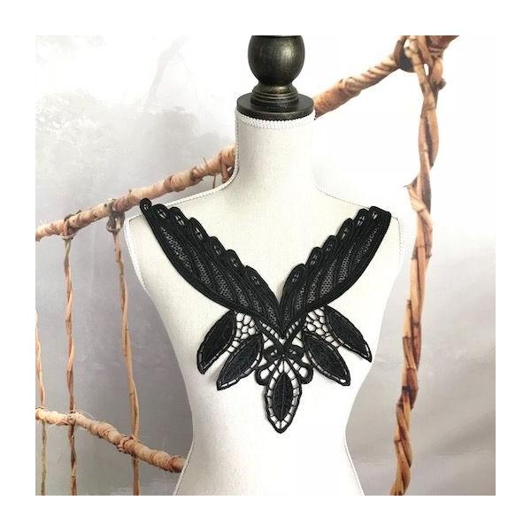 襟レースで衣装やドレス、お洋服や作品などに取り付けたり、創造力に任せて装飾するとお洒落感がワンランクアップします。サイズ：H37cm  W30cmカラー：ブラック