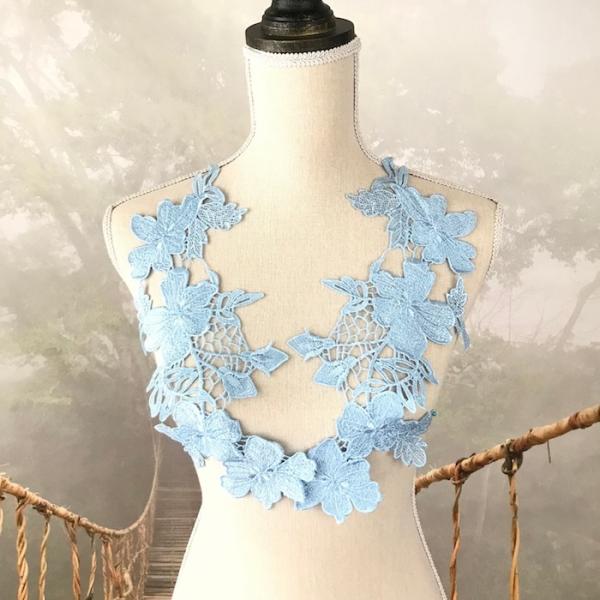 ライトブルーの花模様のモチーフレースになります。新体操、社交ダンス、バトントワリング、レオタード、ベリーダンス、フィギュアスケート、バレエ衣装、ドレス、服飾、ステージ衣装、ハンドメイド材料などにお使いいただけます。サイズ：H33cm  W1...
