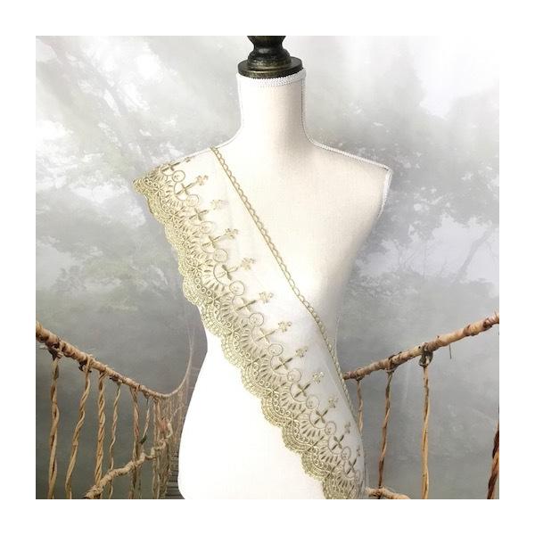 幅広 花のゴールド刺繍入り豪華なチュールレースになります。新体操、社交ダンス、バトントワリング、レオタード、ベリーダンス、フィギュアスケート、バレエ衣装、ドレス、ステージ衣装、ハンドメイド材料などにお使いいただけます。サイズ：W14cmカラ...