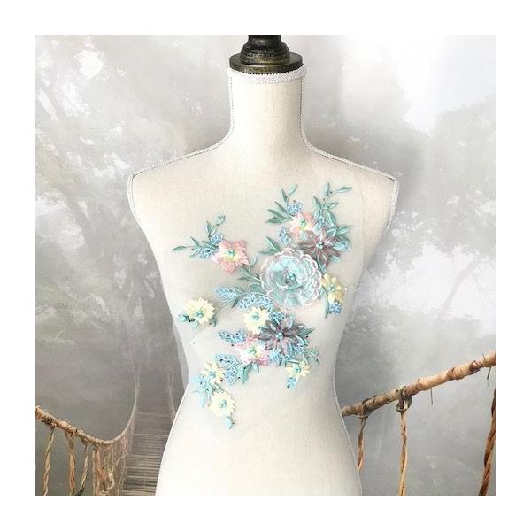 花柄のとてもエレガントなビーズ・ストーン付き、立体的な刺繍チュールモチーフです。切り離してお好みに合わせてデザインができます♪社交ダンス、バトントワリング、レオタード、ベリーダンス、フィギュアスケート、バレエ、ドレス、ステージ衣装、ハンドメ...