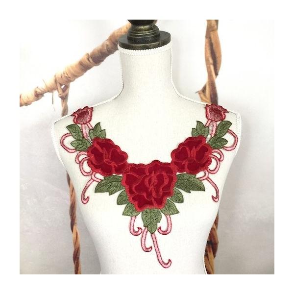 鮮やかなレッドカラーの襟レースになります。コスチューム、衣装やドレス、お洋服や作品などに取り付けたり、創造力に任せて装飾するとお洒落感がワンランクアップします。サイズ：H34cm W32cmカラー：レッド・グリーン・ピンク