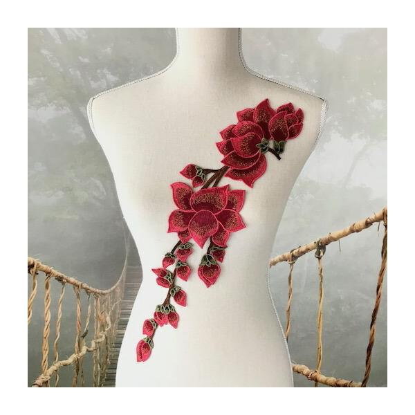 レッドカラーの薔薇モチーフになります。新体操、社交ダンス、バトントワリング、レオタード、ベリーダンス、フィギュアスケート、バレエ衣装、ドレス、服飾、ステージ衣装、ハンドメイド材料などにお使いいただけます。サイズ：H48cm  W11cmカラ...
