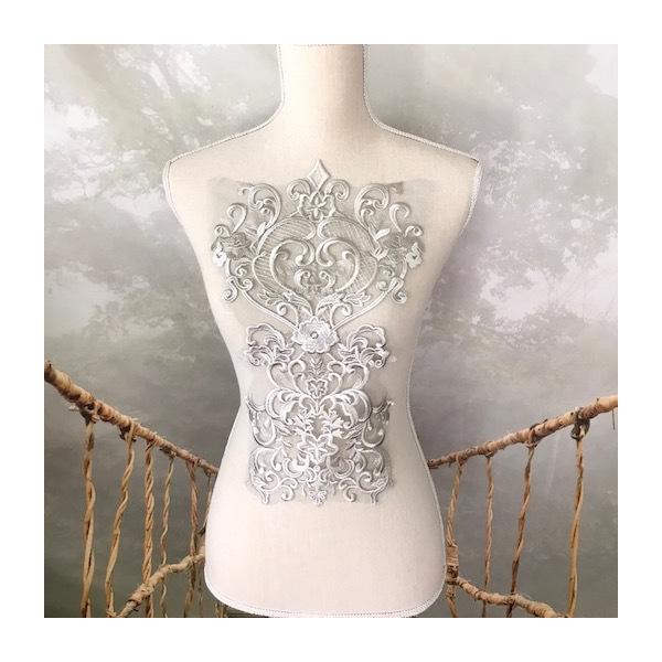 チュールに繊細なデザインのシルバーモチーフです。シンプルなドレス、新体操、社交ダンスの衣装、バトントワリング、レオタード、ベリーダンス、フィギュアスケート、バレエ、ドレス、ステージ衣装、手作り制作などにお使いいただけます。サイズ：H39cm...