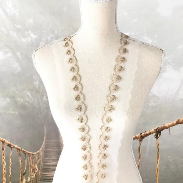 バラのゴールド刺繍入りチュールレースになります。。新体操、社交ダンス、バトントワリング、レオタード、ベリーダンス、フィギュアスケート、バレエ衣装、ドレス、ステージ衣装、チュチュの装飾、手作り制作などにお使いいただけます。サイズ：W5cmカラ...