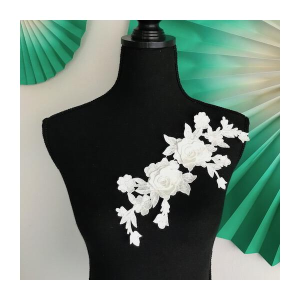 立体的な薔薇モチーフになります。新体操、社交ダンス、バトントワリング、レオタード、ベリーダンス、フィギュアスケート、バレエ衣装、ドレス、服飾、ステージ衣装、ハンドメイド材料などにお使いいただけます。サイズ：H26cm  W13cmカラー：ホワイト