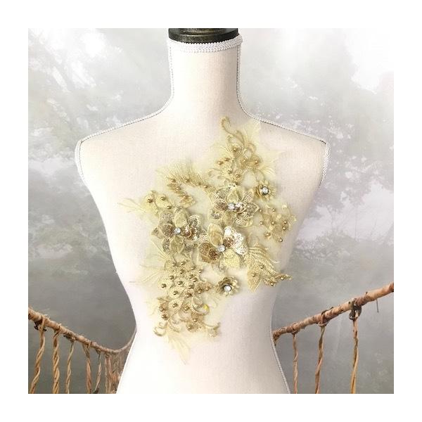 花柄のとてもエレガントなストーン付きの刺繍チュールモチーフです。社交ダンス、バトントワリング、レオタード、ベリーダンス、フィギュアスケート、バレエ、ドレス、ステージ衣装、ハンドメイド材料などに使用するとお洒落感がワンランクアップします。サイ...