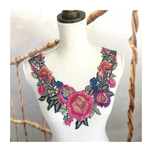 おしゃれな鮮やかなバラの襟レースになります。衣装やドレス、お洋服や作品などに取り付けたり、創造力に任せて装飾するとお洒落感がワンランクアップします。サイズ：H36cm W29cmカラー：マルチカラー