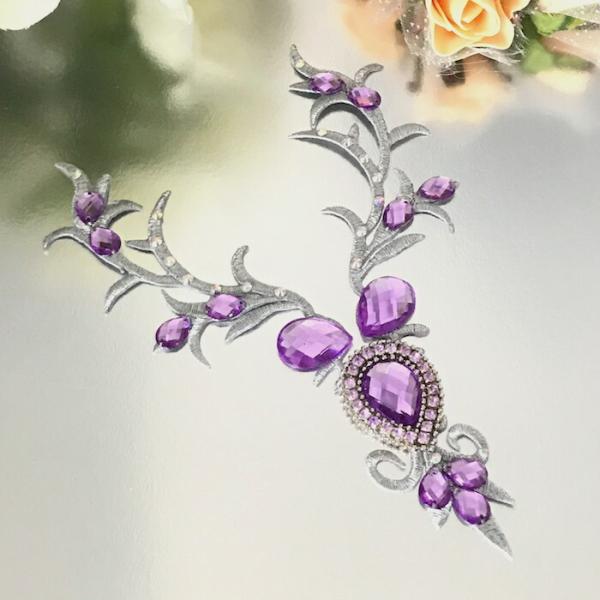 アイロン接着できるパープルのアクリルストーン付きネックラインワッペンモチーフです。ワンピース、新体操、社交ダンス、バトントワリング、レオタード、ベリーダンス、フィギュアスケート、バレエ衣装、ドレス、服飾、ステージ衣装、舞台衣装、ハンドメイド...