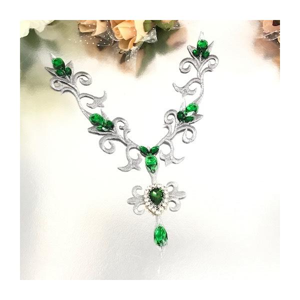 アイロン接着できるシルバーのアクリルストーン付きネックラインワッペンモチーフです。新体操、社交ダンス、バトントワリング、レオタード、ベリーダンス、フィギュアスケート、バレエ衣装、ドレス、ステージ衣装、手作り制作などにお使いいただけます。アイ...