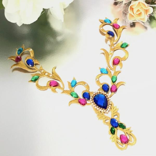 アイロン接着できるカラフルなストーン付きネックラインワッペンモチーフです。ワンピース、新体操、社交ダンス、バトントワリング、レオタード、ベリーダンス、フィギュアスケート、バレエ衣装、ドレス、服飾、ステージ衣装、舞台衣装、ハンドメイド材料など...