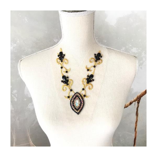 ストーンが美しいゴールドのネックラインモチーフです。新体操、社交ダンス、バトントワリング、レオタード、ベリーダンス、フィギュアスケート、バレエ衣装、ドレス、服飾、ステージ衣装、手作り制作などにお使いいただけます。サイズ：H20cm W14c...