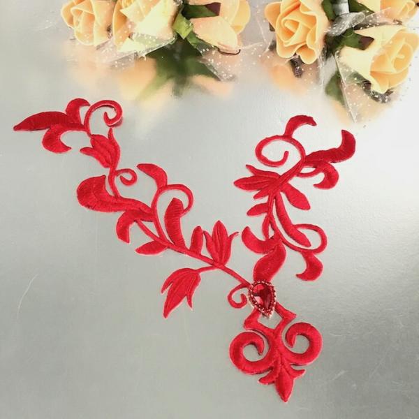 アイロン接着できるレッドのストーン付きネックライン形のワッペンモチーフになります。新体操、社交ダンス、バトントワリング、レオタード、ベリーダンス、フィギュアスケート、バレエ衣装、ドレス、服飾、ステージ衣装、ハンドメイド材料などにお使いいただ...