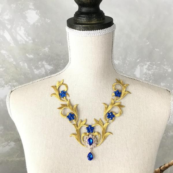 アイロン接着できるゴールドのブルーストーン付き刺繍ワッペンモチーフになります。新体操、社交ダンス、バトントワリング、レオタード、ベリーダンス、フィギュアスケート、バレエ衣装、ドレス、ステージ衣装、ハンドメイド材料などにお使いいただけます。ア...