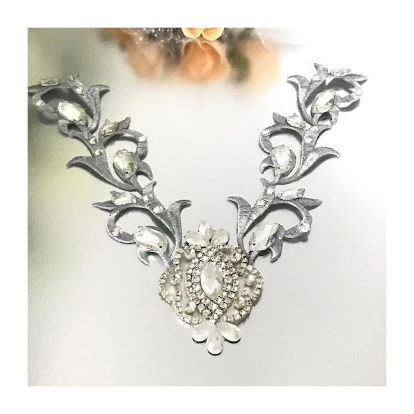 アイロン接着できるシルバーのラインストーン付きネックライン形の刺繍ワッペンモチーフになります。新体操、社交ダンス、バトントワリング、レオタード、ベリーダンス、フィギュアスケート、バレエ衣装、ドレス、ステージ衣装、ハンドメイド材料などにお使い...