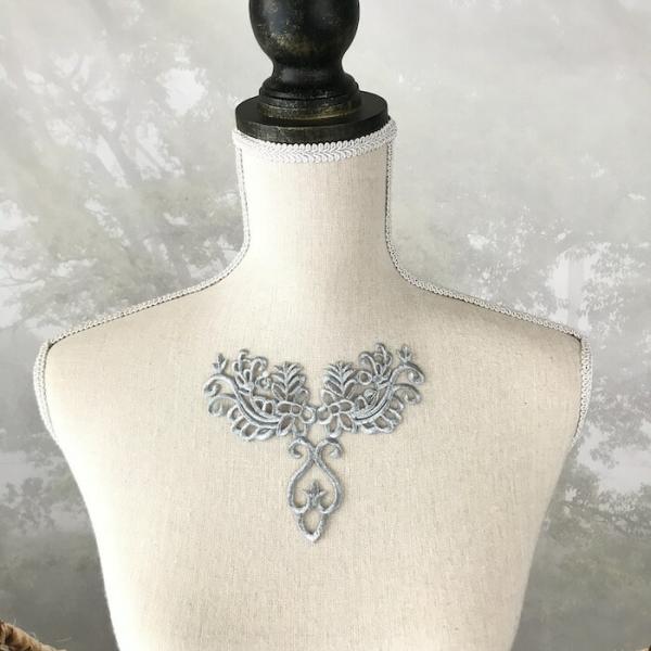 アイロン接着できるシルバーのネックライン形のワッペンモチーフです。新体操、社交ダンス、バトントワリング、レオタード、ベリーダンス、フィギュアスケート、バレエ衣装、ドレス、服飾、ステージ衣装、舞台衣装、ハンドメイド材料などにお使いいただけます...