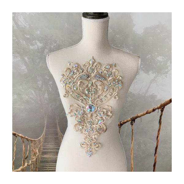 ラインストーン付き豪華な刺繍チュールモチーフです。新体操、社交ダンス、バトントワリング、レオタード、ベリーダンス、フィギュアスケート、バレエ、ドレス、ステージ衣装、ハンドメイド材料などにお使いいただけます。サイズ：H39cm W23cmカラ...