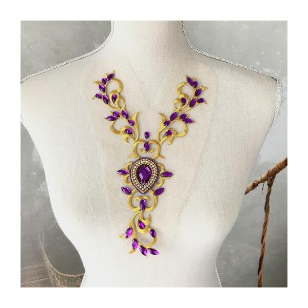 ストーンが美しいゴールドのネックラインモチーフです。新体操、社交ダンス、バトントワリング、レオタード、ベリーダンス、フィギュアスケート、バレエ衣装、ドレス、服飾、ステージ衣装、手作り制作などにお使いいただけます。サイズ：H22cm W15c...