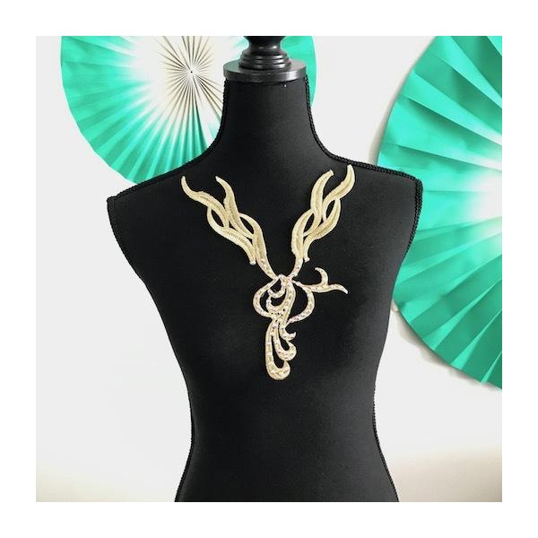 ゴールドのロイヤル模様のラインストーン付きネックラインモチーフになります。シンプルなドレス、新体操、社交ダンス、バトントワリング、レオタード、チアダンス、フィギュアスケート、バレエ衣装、ステージ衣装、ハンドメイド制作に使用すると綺麗です。サ...
