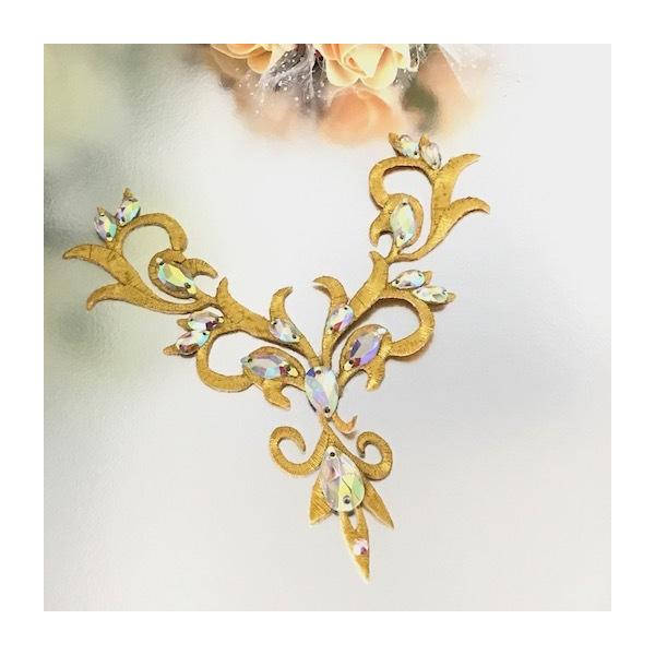 アイロン接着できるゴールドのラインストーン付きネックライン形のワッペンモチーフになります。新体操、社交ダンス、バトントワリング、レオタード、ベリーダンス、フィギュアスケート、バレエ衣装、ドレス、服飾、ステージ衣装、ハンドメイド材料などにお使...