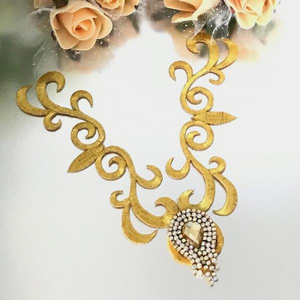 アイロン接着できるゴールドのタッセルのストーン付きネックライン形のワッペンモチーフになります。アクセントのセンターパーツはオリジナルデザインの雫模様のアレンジバージョンで、いろいろな衣装やドレスに合わせやすいのが魅力です。新体操、社交ダンス...