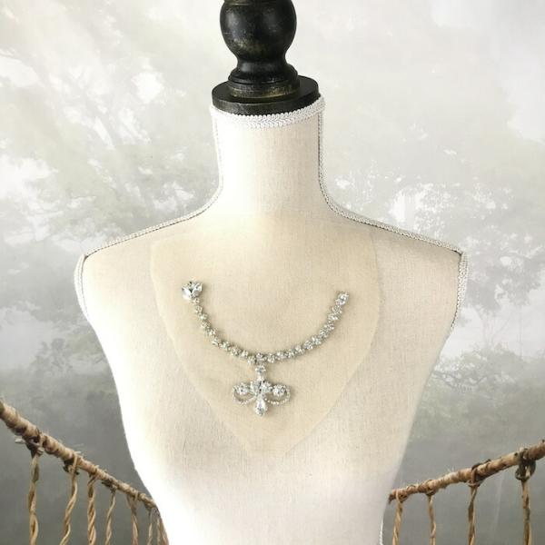 チュールにたくさんのラインストーンとセンターパーツを施したネックラインモチーフになります。新体操、社交ダンス、バトントワリング、レオタード、ベリーダンス、フィギュアスケート、バレエ衣装、ドレス、服飾、ステージ衣装、舞台衣装、ハンドメイド材料...