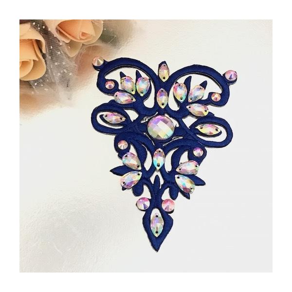 アイロン接着できるアクリルストーン付きモチーフになります。 新体操、社交ダンス、バトントワリング、レオタード、ベリーダンス、フィギュアスケート、バレエ、ドレス、ステージ衣装、ハンドメイド材料などにお使いいただけます。サイズ：H11cm W8...