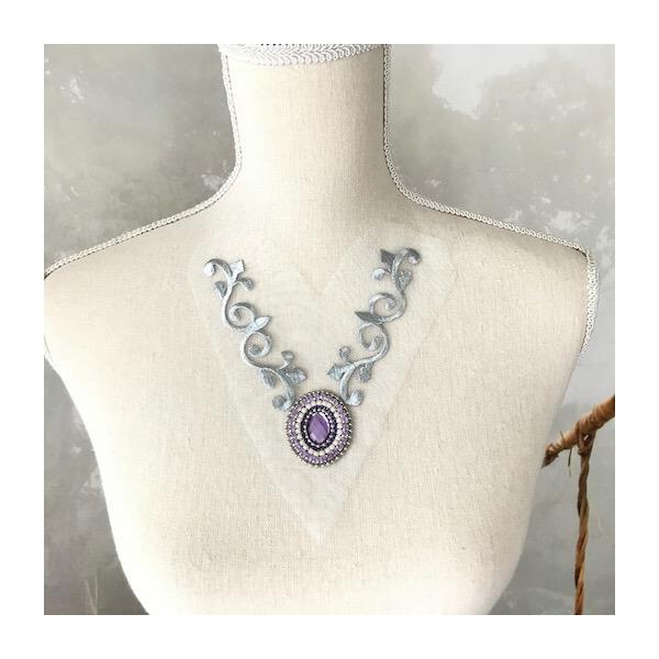 ストーンが美しいシルバーのネックラインモチーフです。新体操、社交ダンス、バトントワリング、レオタード、ベリーダンス、フィギュアスケート、バレエ衣装、ドレス、服飾、ステージ衣装、手作り制作などにお使いいただけます。サイズ：H15cm W11c...