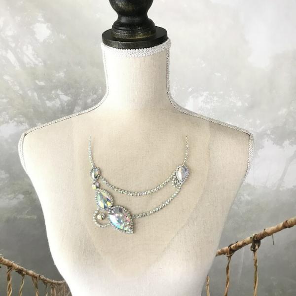 チュール生地がベースの、とても豪華なネックラインのラインストーンモチーフです。新体操、社交ダンス、バトントワリング、レオタード、ベリーダンス、フィギュアスケート、バレエ衣装、ドレス、服飾、ステージ衣装、手作り制作などにお使いいただけます。サ...