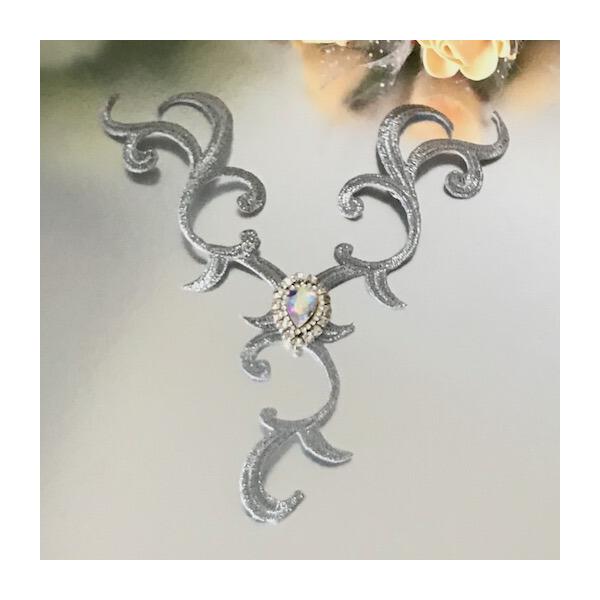 アイロン接着できるシルバーのストーン付きネックライン形のワッペンモチーフになります。新体操、社交ダンス、バトントワリング、レオタード、ベリーダンス、フィギュアスケート、バレエ衣装、ドレス、服飾、ステージ衣装、ハンドメイド材料などにお使いいた...