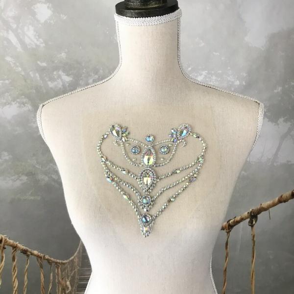 チュール生地がベースのABオーロラストーンが美しく輝いているモチーフです。ワンピース、新体操、社交ダンス、バトントワリング、レオタード、ベリーダンス、フィギュアスケート、バレエ衣装、ドレス、服飾、ステージ衣装、舞台衣装、ハンドメイド材料など...