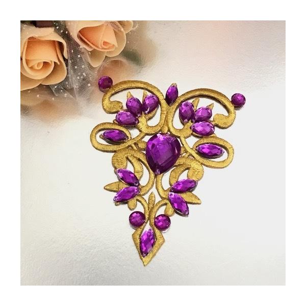 アイロン接着できるパープルのアクリルストーン付きモチーフになります。 新体操、社交ダンス、バトントワリング、レオタード、ベリーダンス、フィギュアスケート、バレエ、ドレス、ステージ衣装、ハンドメイド材料などにお使いいただけます。サイズ：H11...