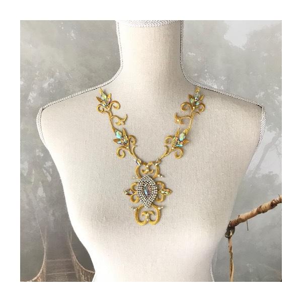 アイロン接着できるゴールドのストーン付きネックライン形のワッペンモチーフになります。新体操、社交ダンス、バトントワリング、レオタード、ベリーダンス、フィギュアスケート、バレエ衣装、ドレス、服飾、ステージ衣装、ハンドメイド材料などにお使いいた...