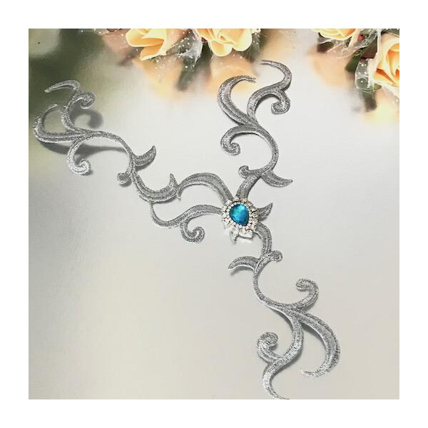 アイロン接着できるシルバーのストーン付きネックライン形のワッペンモチーフになります。新体操、社交ダンス、バトントワリング、レオタード、ベリーダンス、フィギュアスケート、バレエ衣装、ドレス、服飾、ステージ衣装、ハンドメイド材料などにお使いいた...