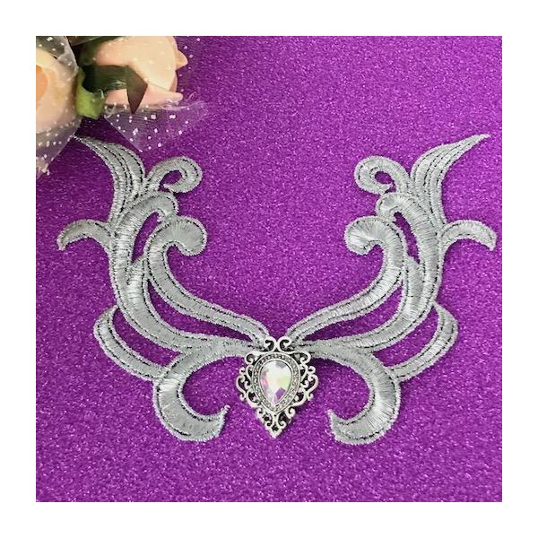 シルバーの豪華なラインストーン付きネックラインレースモチーフになります。新体操、社交ダンス、バトントワリング、レオタード、ベリーダンス、フィギュアスケート、バレエ衣装、ドレス、服飾、ステージ衣装、ハンドメイド材料などにお使いいただけます。サ...