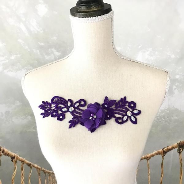 立体的なお花とラインストーン付きのレースモチーフです。ヘア飾り、新体操、社交ダンス、ウェディング、バトントワリング、レオタード、チアダンス、フィギュアスケート、バレエ、ドレス、ステージ衣装、ハンドメイド材料などにいかがでしょうか。サイズ：H...