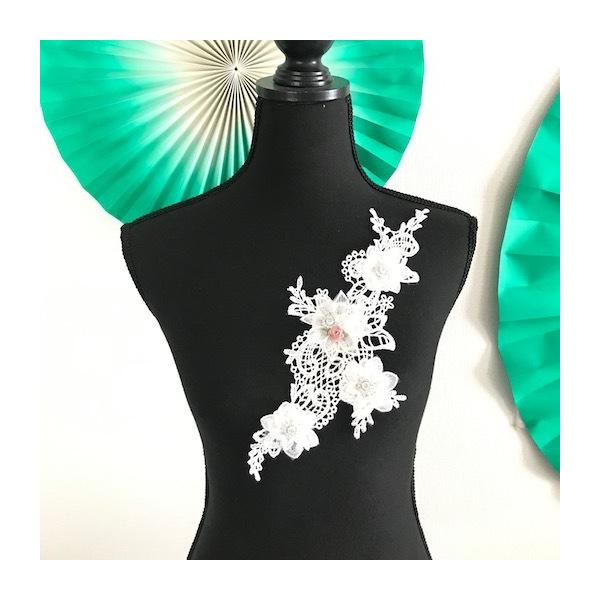 立体的なお花付きのレースモチーフです。お花の芯の部分はビーズ付きです。新体操、社交ダンス、バトントワリング、レオタード、ベリーダンス、フィギュアスケート、バレエ衣装、ドレス、ステージ衣装、ハンドメイド材料などにお使いいただけます。サイズ：H...